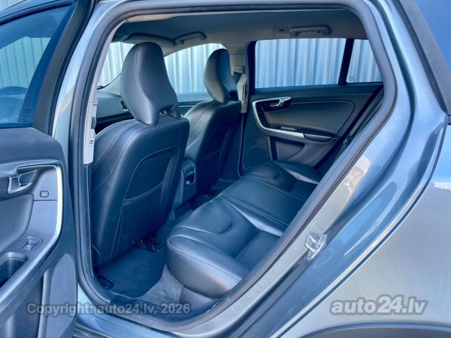 Grey Volvo V60 Cross Country 2016 in Tallinn, with an engine capacity of 2.00 L and mileage of 196 thousand km for 12500 €, photo 10 on AUTOMOTO.COM.LV