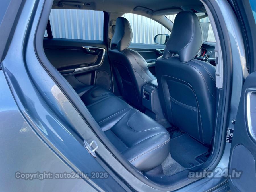 Grey Volvo V60 Cross Country 2016 in Tallinn, with an engine capacity of 2.00 L and mileage of 196 thousand km for 12500 €, photo 12 on AUTOMOTO.COM.LV