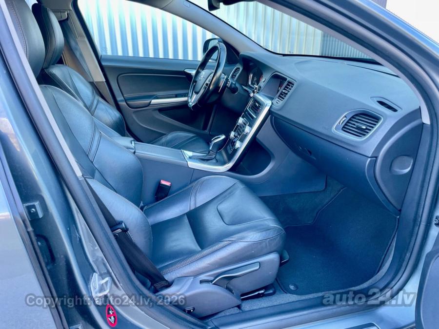 Grey Volvo V60 Cross Country 2016 in Tallinn, with an engine capacity of 2.00 L and mileage of 196 thousand km for 12500 €, photo 14 on AUTOMOTO.COM.LV