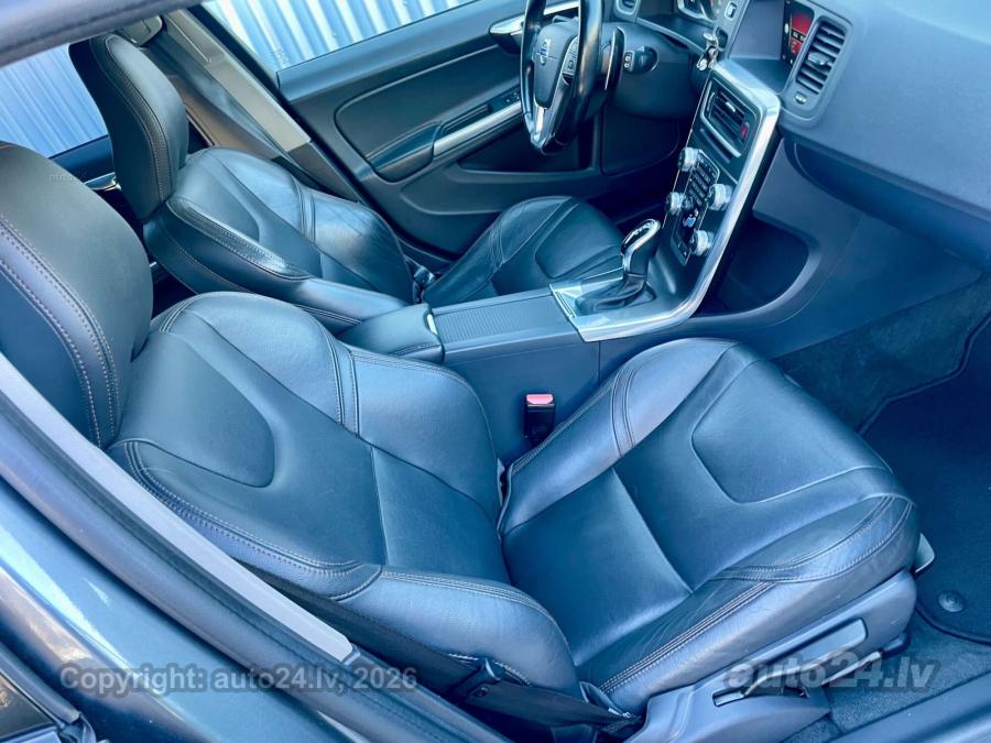 Grey Volvo V60 Cross Country 2016 in Tallinn, with an engine capacity of 2.00 L and mileage of 196 thousand km for 12500 €, photo 15 on AUTOMOTO.COM.LV