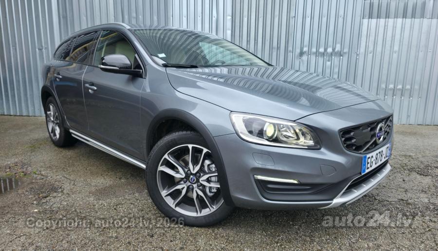 Grey Volvo V60 Cross Country 2016 in Tallinn, with an engine capacity of 2.00 L and mileage of 205 thousand km for 11499 €, photo 3 on AUTOMOTO.COM.LV