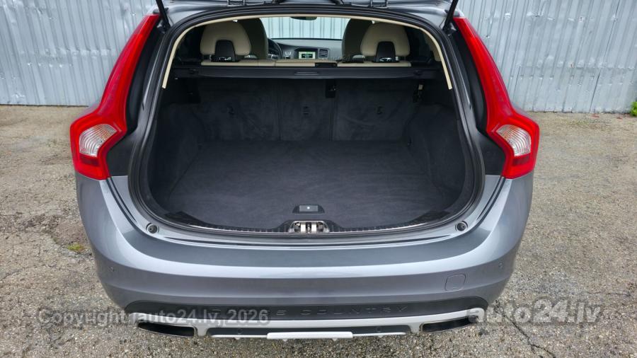 Grey Volvo V60 Cross Country 2016 in Tallinn, with an engine capacity of 2.00 L and mileage of 205 thousand km for 11499 €, photo 10 on AUTOMOTO.COM.LV