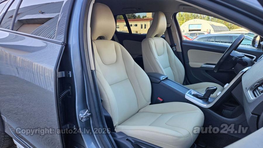 Grey Volvo V60 Cross Country 2016 in Tallinn, with an engine capacity of 2.00 L and mileage of 205 thousand km for 11499 €, photo 13 on AUTOMOTO.COM.LV