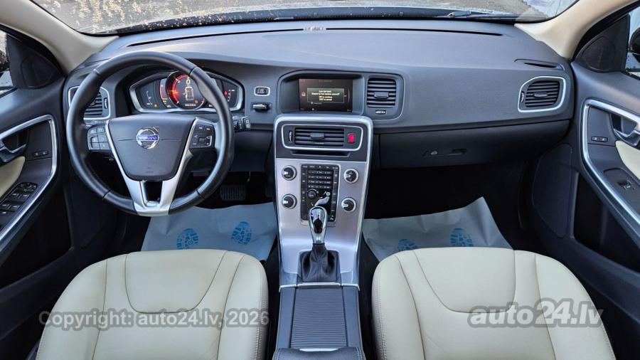 Grey Volvo V60 Cross Country 2016 in Tallinn, with an engine capacity of 2.00 L and mileage of 205 thousand km for 11499 €, photo 16 on AUTOMOTO.COM.LV