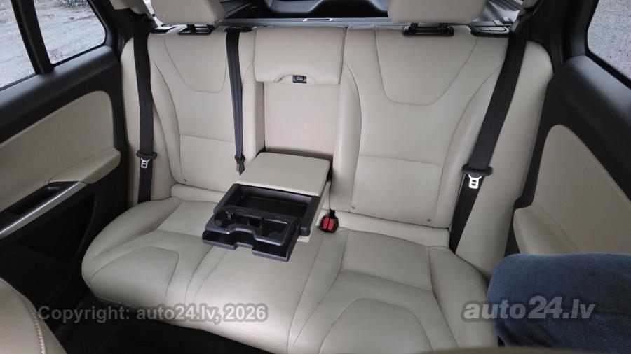 Grey Volvo V60 Cross Country 2016 in Tallinn, with an engine capacity of 2.00 L and mileage of 205 thousand km for 11499 €, photo 18 on AUTOMOTO.COM.LV