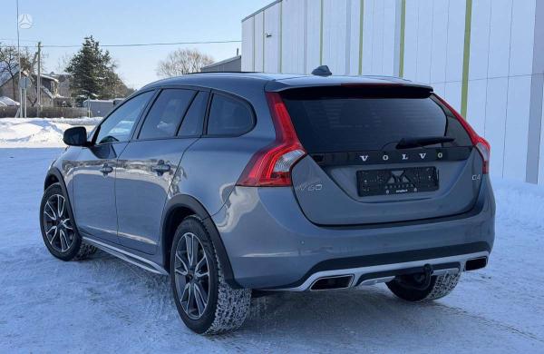Pelēks Volvo V60 Cross Country 2017 Raseiniai, ar dzinēja tilpumu 2.00 L un nobraukumu 261 tūkst. km par 9999 €, foto 4 vietnē AUTOMOTO.COM.LV