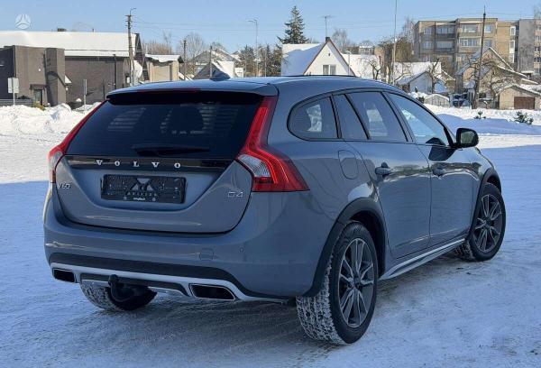 Pelēks Volvo V60 Cross Country 2017 Raseiniai, ar dzinēja tilpumu 2.00 L un nobraukumu 261 tūkst. km par 9999 €, foto 5 vietnē AUTOMOTO.COM.LV