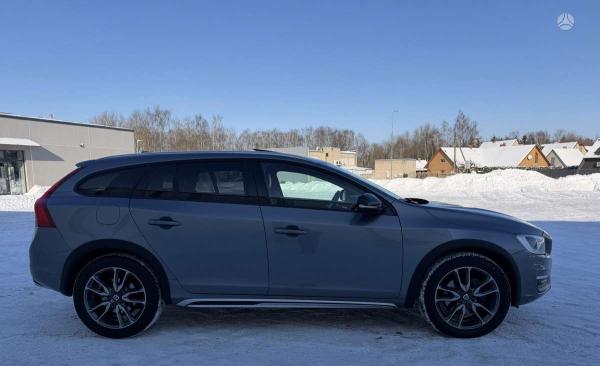 Pelēks Volvo V60 Cross Country 2017 Raseiniai, ar dzinēja tilpumu 2.00 L un nobraukumu 261 tūkst. km par 9999 €, foto 6 vietnē AUTOMOTO.COM.LV