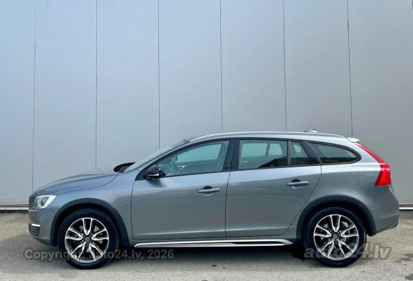 Pelēks Volvo V60 Cross Country 2017 Tallina, ar dzinēja tilpumu 2.40 L un nobraukumu 0 tūkst. km par 13999 €, foto 2 vietnē AUTOMOTO.COM.LV