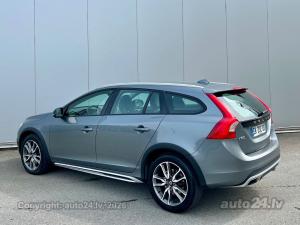 Pelēks Volvo V60 Cross Country 2017 Tallina, ar dzinēja tilpumu 2.40 L un nobraukumu 0 tūkst. km par 13999 €, foto 4 vietnē AUTOMOTO.COM.LV