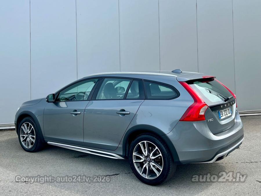 Pelēks Volvo V60 Cross Country 2017 Tallina, ar dzinēja tilpumu 2.40 L un nobraukumu 0 tūkst. km par 13999 €, foto 4 vietnē AUTOMOTO.COM.LV