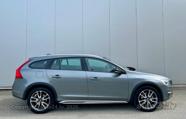 Grey Volvo V60 Cross Country 2017 in Tallinn, with an engine capacity of 2.40 L and mileage of 0 thousand km for 13999 €, photo 5 on AUTOMOTO.COM.LV