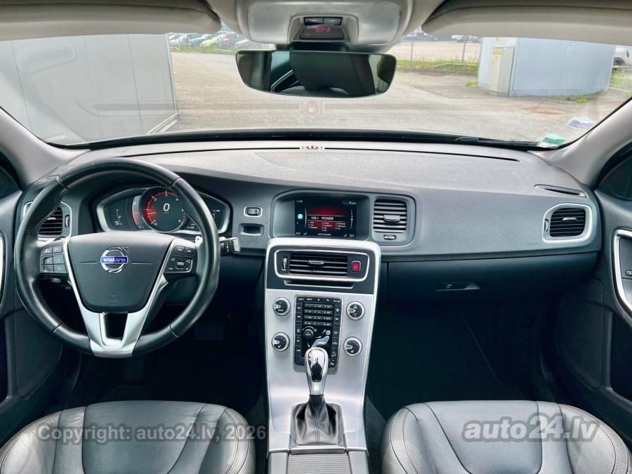 Pelēks Volvo V60 Cross Country 2017 Tallina, ar dzinēja tilpumu 2.40 L un nobraukumu 0 tūkst. km par 13999 €, foto 8 vietnē AUTOMOTO.COM.LV