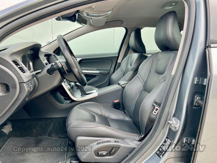 Pelēks Volvo V60 Cross Country 2017 Tallina, ar dzinēja tilpumu 2.40 L un nobraukumu 0 tūkst. km par 13999 €, foto 10 vietnē AUTOMOTO.COM.LV