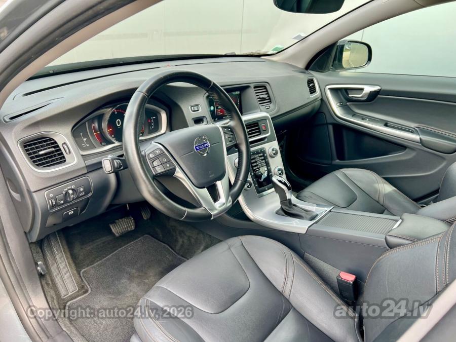 Pelēks Volvo V60 Cross Country 2017 Tallina, ar dzinēja tilpumu 2.40 L un nobraukumu 0 tūkst. km par 13999 €, foto 11 vietnē AUTOMOTO.COM.LV
