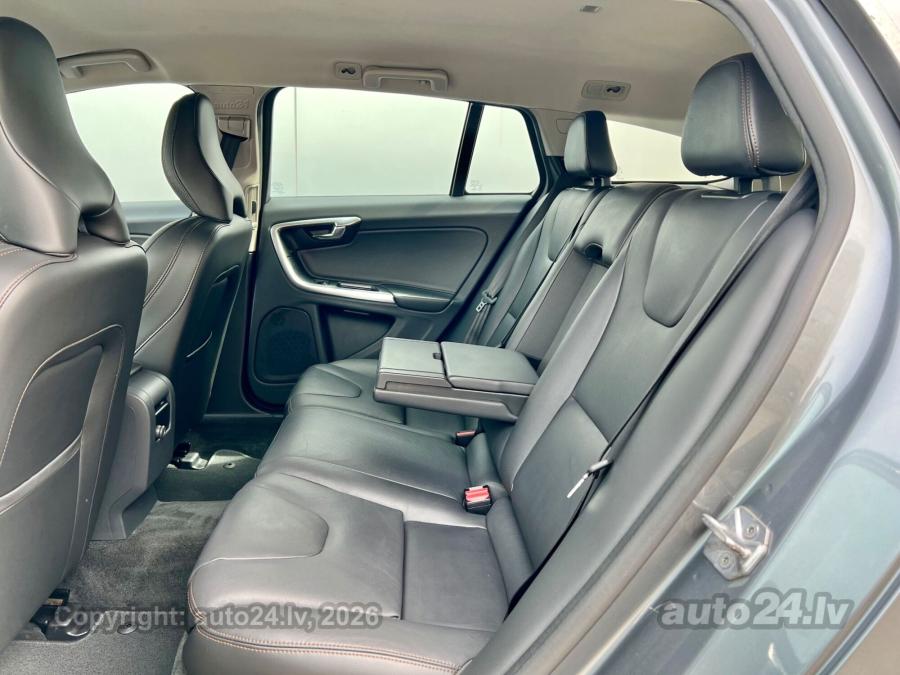 Pelēks Volvo V60 Cross Country 2017 Tallina, ar dzinēja tilpumu 2.40 L un nobraukumu 0 tūkst. km par 13999 €, foto 13 vietnē AUTOMOTO.COM.LV