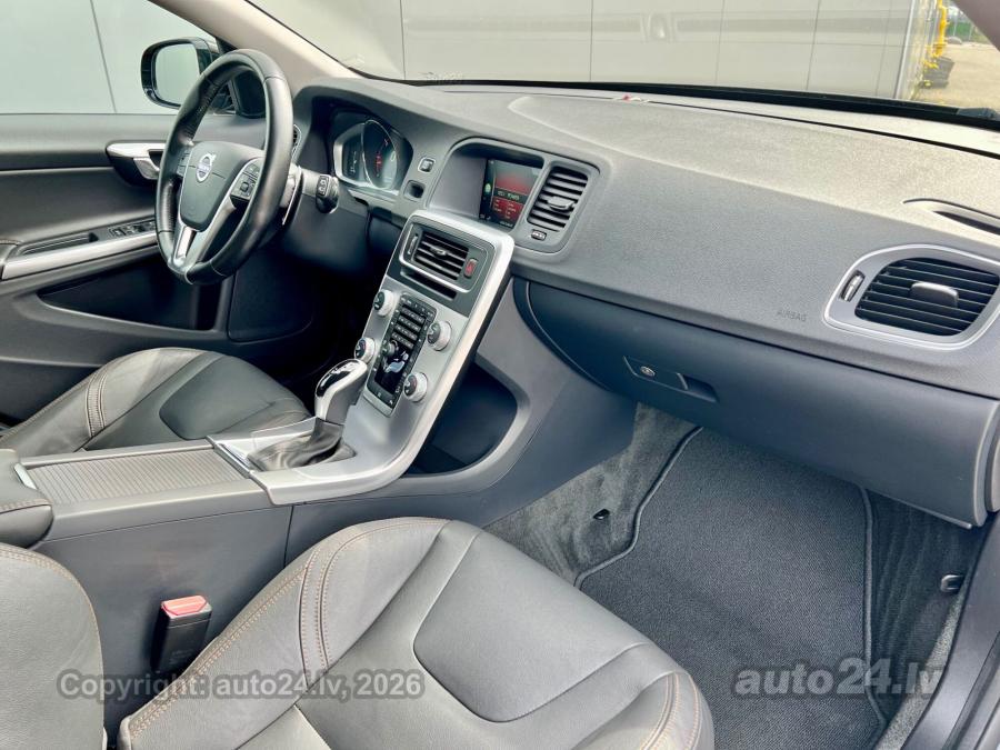 Pelēks Volvo V60 Cross Country 2017 Tallina, ar dzinēja tilpumu 2.40 L un nobraukumu 0 tūkst. km par 13999 €, foto 14 vietnē AUTOMOTO.COM.LV