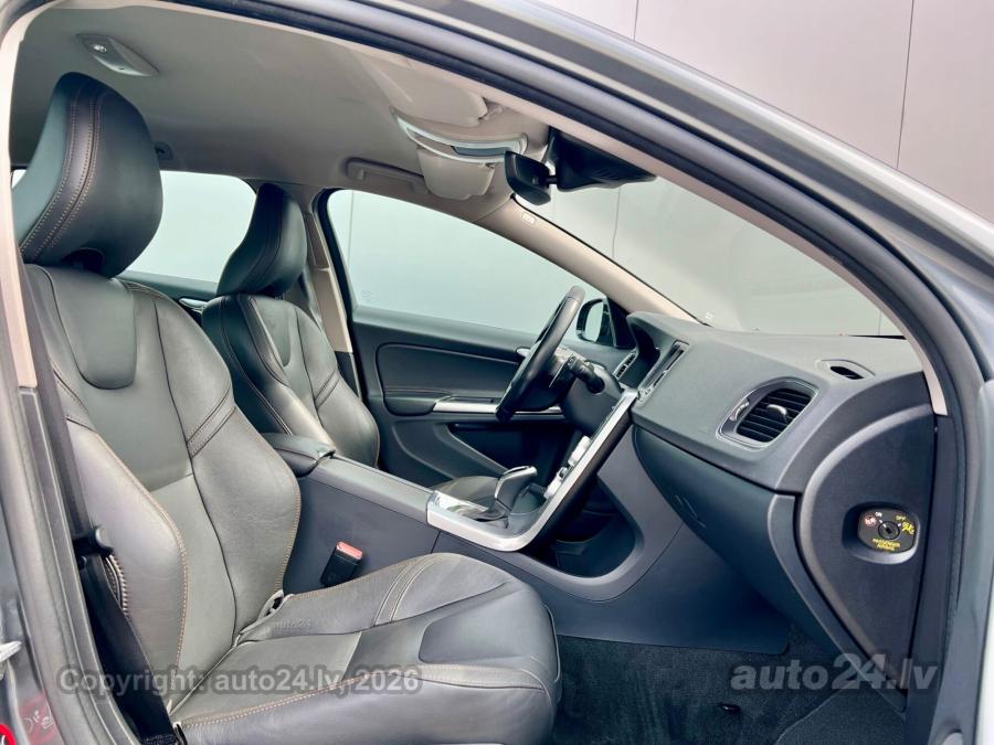 Pelēks Volvo V60 Cross Country 2017 Tallina, ar dzinēja tilpumu 2.40 L un nobraukumu 0 tūkst. km par 13999 €, foto 15 vietnē AUTOMOTO.COM.LV