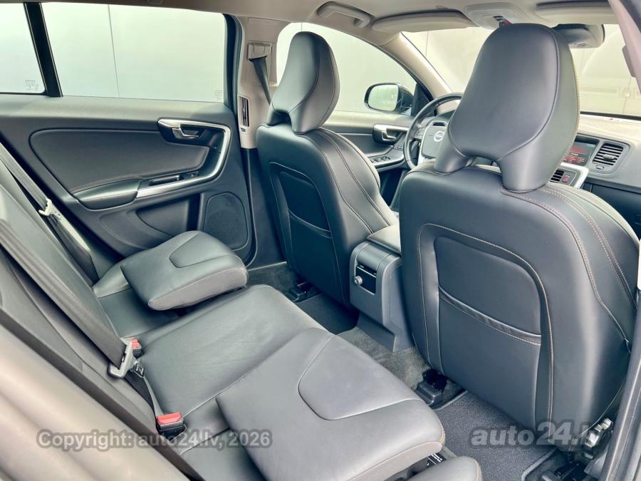 Pelēks Volvo V60 Cross Country 2017 Tallina, ar dzinēja tilpumu 2.40 L un nobraukumu 0 tūkst. km par 13999 €, foto 16 vietnē AUTOMOTO.COM.LV