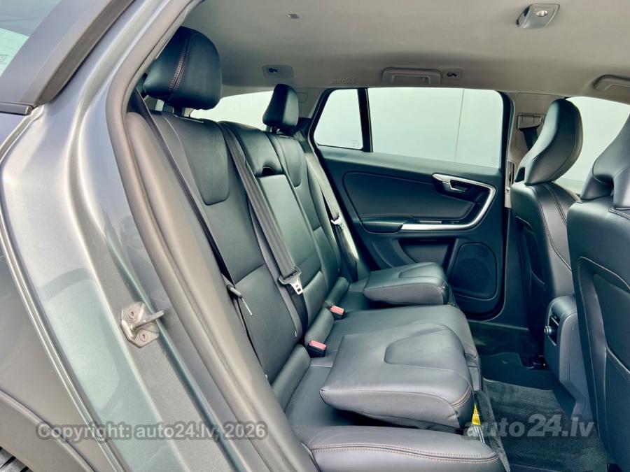 Pelēks Volvo V60 Cross Country 2017 Tallina, ar dzinēja tilpumu 2.40 L un nobraukumu 0 tūkst. km par 13999 €, foto 17 vietnē AUTOMOTO.COM.LV