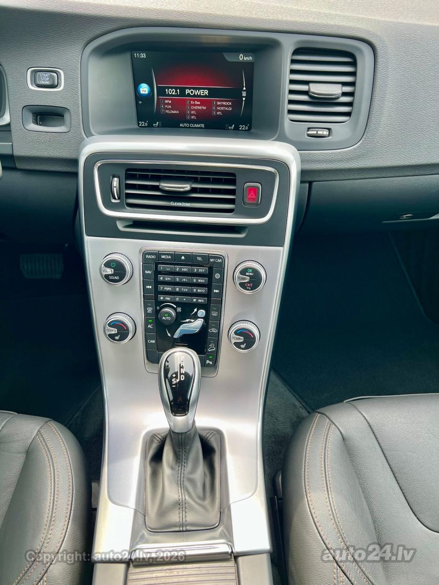 Pelēks Volvo V60 Cross Country 2017 Tallina, ar dzinēja tilpumu 2.40 L un nobraukumu 0 tūkst. km par 13999 €, foto 18 vietnē AUTOMOTO.COM.LV