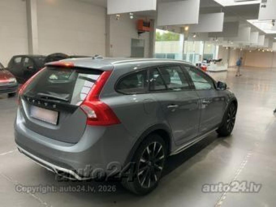 Pelēks Volvo V60 Cross Country 2017 Tallina, ar dzinēja tilpumu 2.00 L un nobraukumu 216 tūkst. km par 10650 €, foto 4 vietnē AUTOMOTO.COM.LV