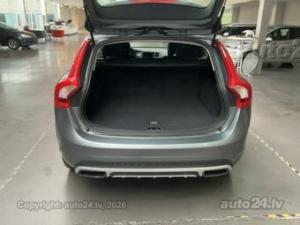 Pelēks Volvo V60 Cross Country 2017 Tallina, ar dzinēja tilpumu 2.00 L un nobraukumu 216 tūkst. km par 10650 €, foto 5 vietnē AUTOMOTO.COM.LV
