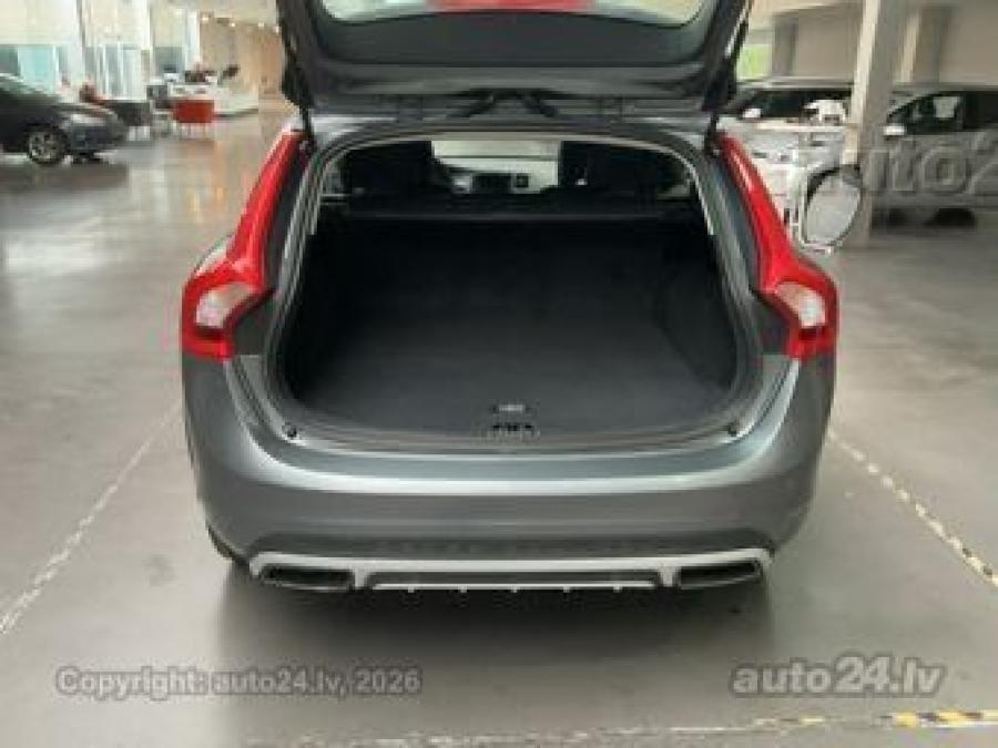 Pelēks Volvo V60 Cross Country 2017 Tallina, ar dzinēja tilpumu 2.00 L un nobraukumu 216 tūkst. km par 10650 €, foto 5 vietnē AUTOMOTO.COM.LV