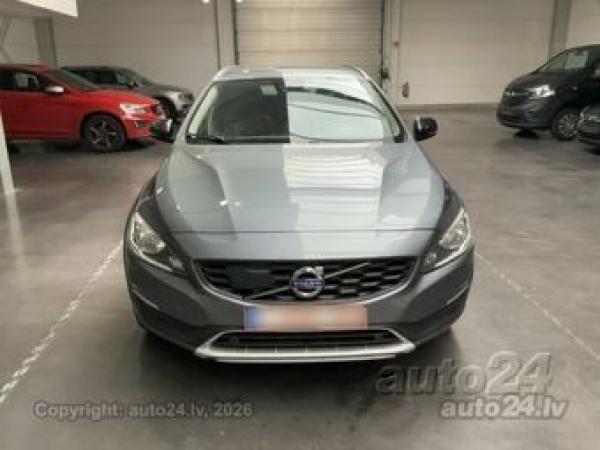 Pelēks Volvo V60 Cross Country 2017 Tallina, ar dzinēja tilpumu 2.00 L un nobraukumu 216 tūkst. km par 10650 €, foto 5 vietnē AUTOMOTO.COM.LV