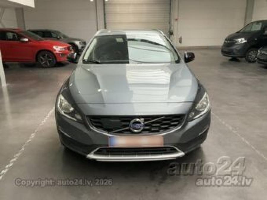Pelēks Volvo V60 Cross Country 2017 Tallina, ar dzinēja tilpumu 2.00 L un nobraukumu 216 tūkst. km par 10650 €, foto 6 vietnē AUTOMOTO.COM.LV