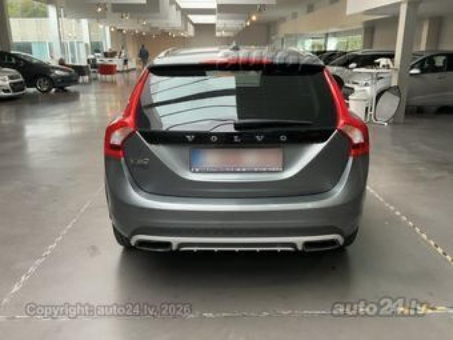 Pelēks Volvo V60 Cross Country 2017 Tallina, ar dzinēja tilpumu 2.00 L un nobraukumu 216 tūkst. km par 10650 €, foto 7 vietnē AUTOMOTO.COM.LV