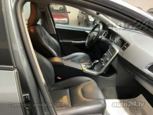 Pelēks Volvo V60 Cross Country 2017 Tallina, ar dzinēja tilpumu 2.00 L un nobraukumu 216 tūkst. km par 10650 €, foto 7 vietnē AUTOMOTO.COM.LV