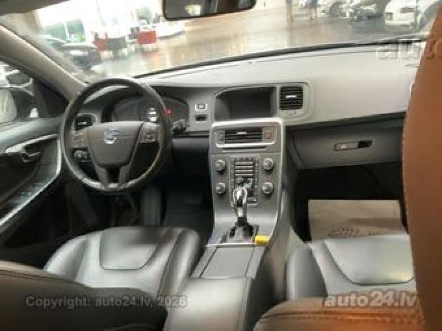 Pelēks Volvo V60 Cross Country 2017 Tallina, ar dzinēja tilpumu 2.00 L un nobraukumu 216 tūkst. km par 10650 €, foto 9 vietnē AUTOMOTO.COM.LV
