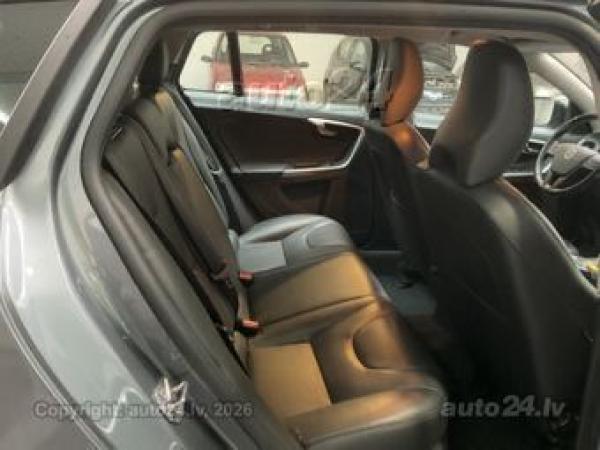 Pelēks Volvo V60 Cross Country 2017 Tallina, ar dzinēja tilpumu 2.00 L un nobraukumu 216 tūkst. km par 10650 €, foto 9 vietnē AUTOMOTO.COM.LV