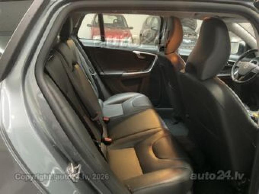 Pelēks Volvo V60 Cross Country 2017 Tallina, ar dzinēja tilpumu 2.00 L un nobraukumu 216 tūkst. km par 10650 €, foto 10 vietnē AUTOMOTO.COM.LV