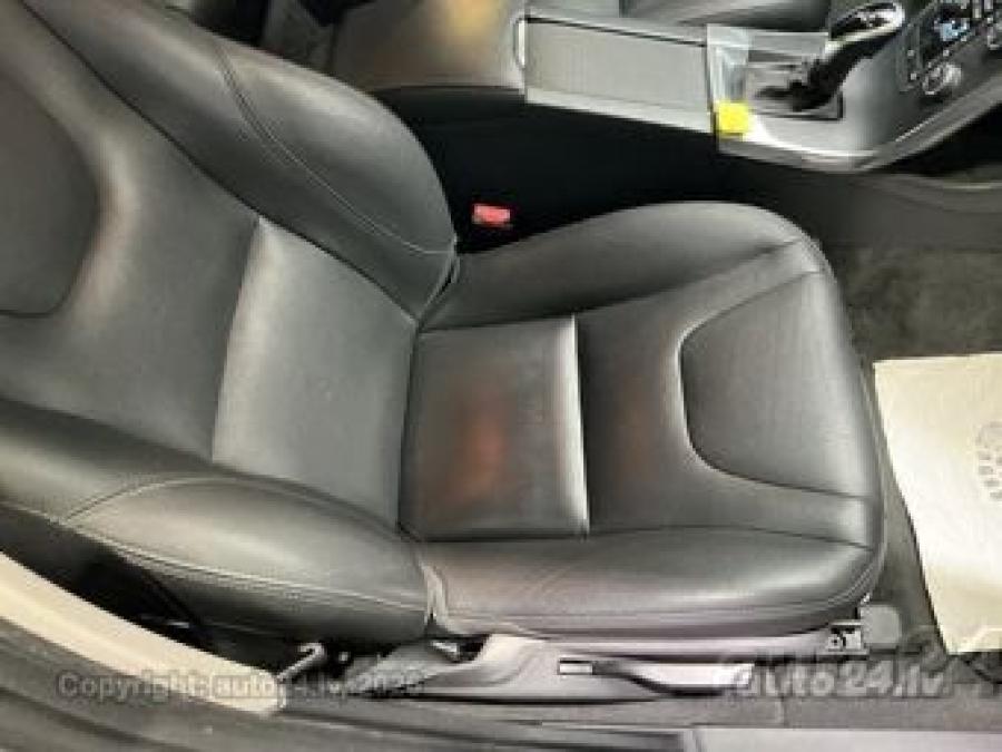 Pelēks Volvo V60 Cross Country 2017 Tallina, ar dzinēja tilpumu 2.00 L un nobraukumu 216 tūkst. km par 10650 €, foto 13 vietnē AUTOMOTO.COM.LV