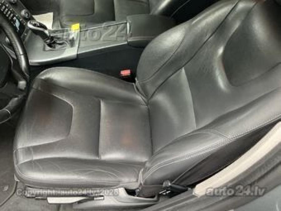Pelēks Volvo V60 Cross Country 2017 Tallina, ar dzinēja tilpumu 2.00 L un nobraukumu 216 tūkst. km par 10650 €, foto 14 vietnē AUTOMOTO.COM.LV