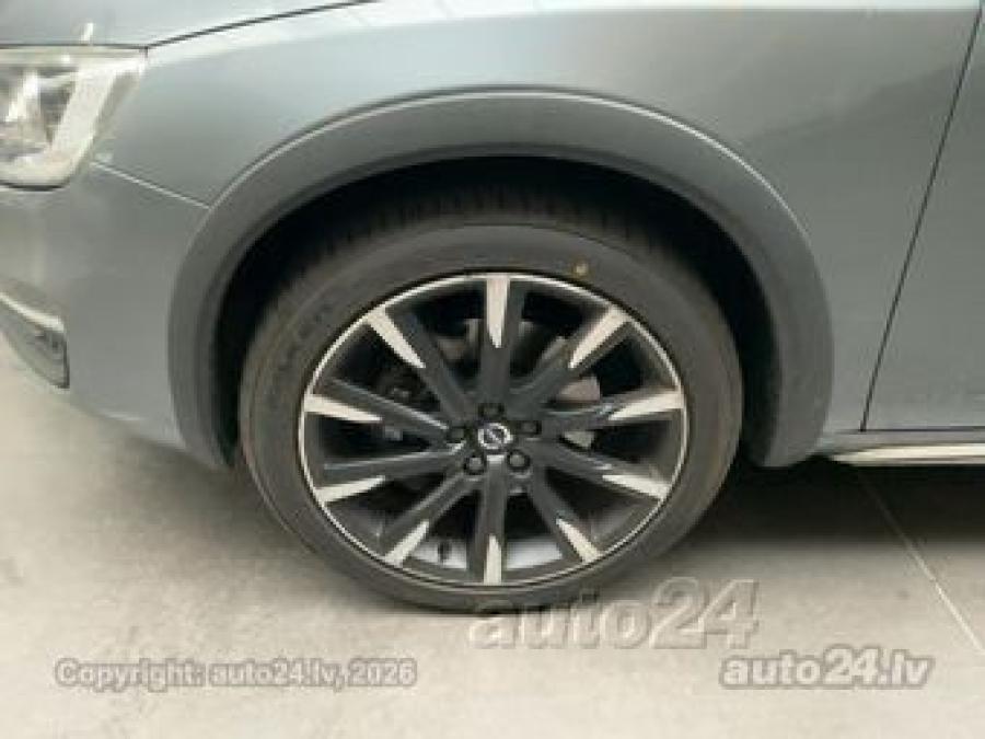 Pelēks Volvo V60 Cross Country 2017 Tallina, ar dzinēja tilpumu 2.00 L un nobraukumu 216 tūkst. km par 10650 €, foto 15 vietnē AUTOMOTO.COM.LV