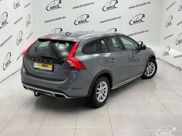 Grey Volvo V60 Cross Country 2018 in Vilnius, with an engine capacity of 1.97 L and mileage of 223 thousand km for 11250 €, photo 3 on AUTOMOTO.COM.LV