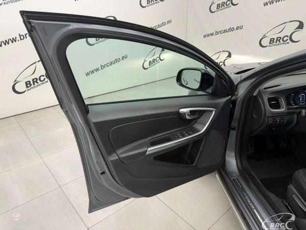 Grey Volvo V60 Cross Country 2018 in Vilnius, with an engine capacity of 1.97 L and mileage of 223 thousand km for 11250 €, photo 6 on AUTOMOTO.COM.LV