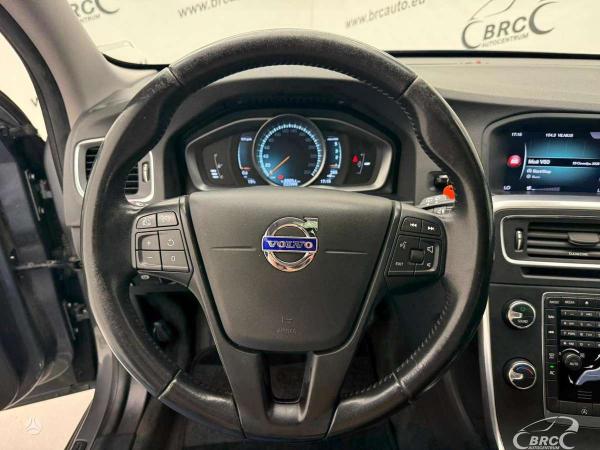 Grey Volvo V60 Cross Country 2018 in Vilnius, with an engine capacity of 1.97 L and mileage of 223 thousand km for 11250 €, photo 10 on AUTOMOTO.COM.LV