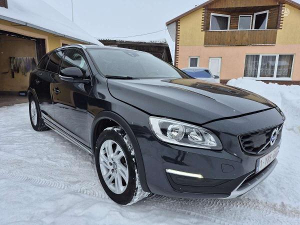 Grey Volvo V60 Cross Country 2018 in Vilnius, with an engine capacity of 2.00 L and mileage of 159 thousand km for 6600 €, photo 1 on AUTOMOTO.COM.LV