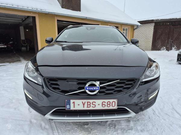 Grey Volvo V60 Cross Country 2018 in Vilnius, with an engine capacity of 2.00 L and mileage of 159 thousand km for 6600 €, photo 2 on AUTOMOTO.COM.LV