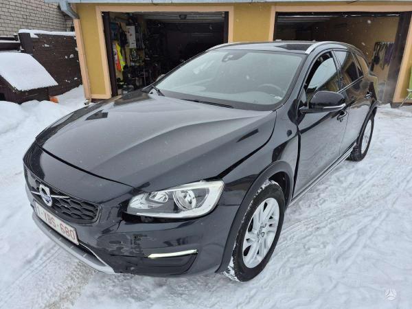 Grey Volvo V60 Cross Country 2018 in Vilnius, with an engine capacity of 2.00 L and mileage of 159 thousand km for 6600 €, photo 3 on AUTOMOTO.COM.LV
