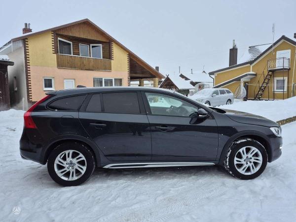 Grey Volvo V60 Cross Country 2018 in Vilnius, with an engine capacity of 2.00 L and mileage of 159 thousand km for 6600 €, photo 4 on AUTOMOTO.COM.LV