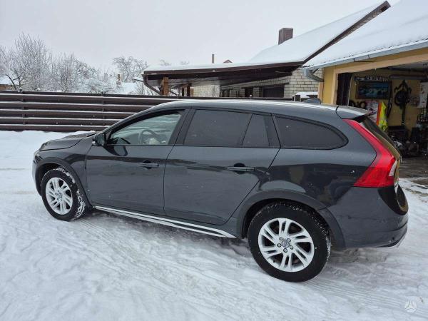 Grey Volvo V60 Cross Country 2018 in Vilnius, with an engine capacity of 2.00 L and mileage of 159 thousand km for 6600 €, photo 5 on AUTOMOTO.COM.LV