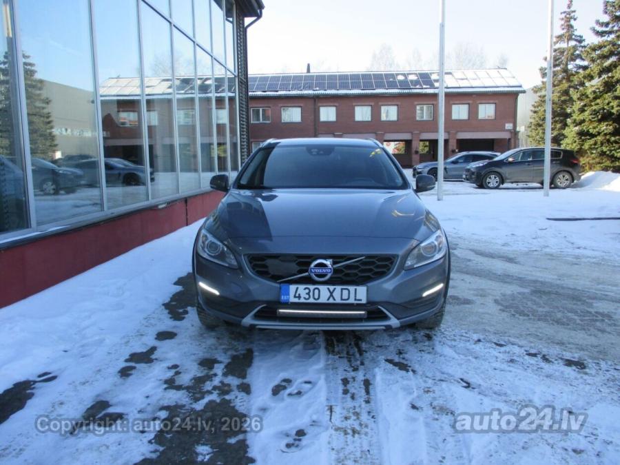 Grey Volvo V60 Cross Country 2018 in Tartu, with an engine capacity of 2.40 L and mileage of 320 thousand km for 9590 €, photo 2 on AUTOMOTO.COM.LV