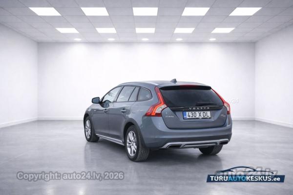 Pelēks Volvo V60 Cross Country 2018 Tartu, ar dzinēja tilpumu 2.40 L un nobraukumu 320 tūkst. km par 9390 €, foto 5 vietnē AUTOMOTO.COM.LV