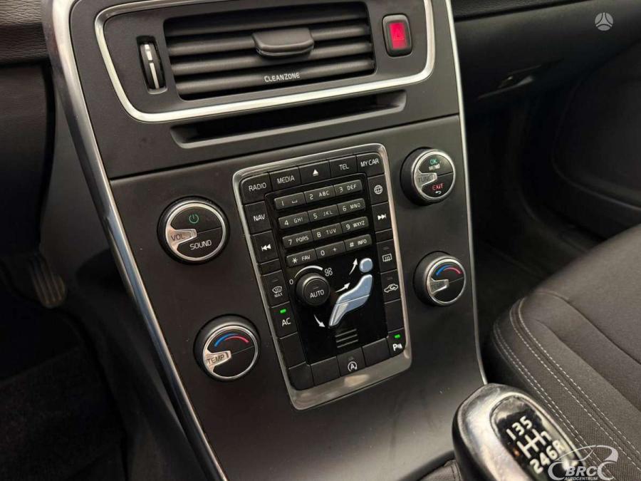 Grey Volvo V60 Cross Country 2018 in Vilnius, with an engine capacity of 1.97 L and mileage of 223 thousand km for 9900 €, photo 15 on AUTOMOTO.COM.LV