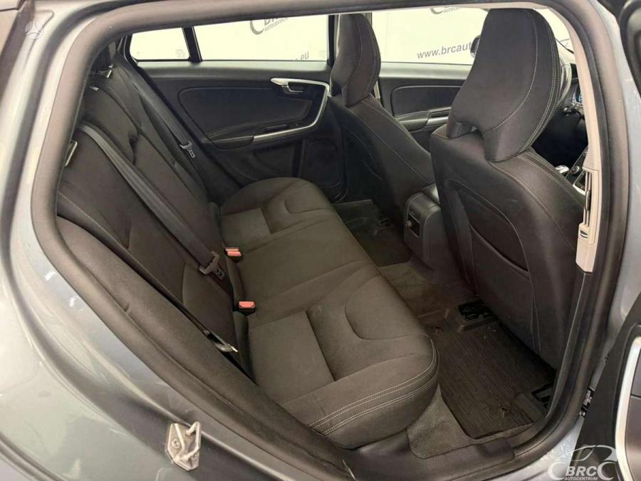 Grey Volvo V60 Cross Country 2018 in Vilnius, with an engine capacity of 1.97 L and mileage of 223 thousand km for 9900 €, photo 24 on AUTOMOTO.COM.LV